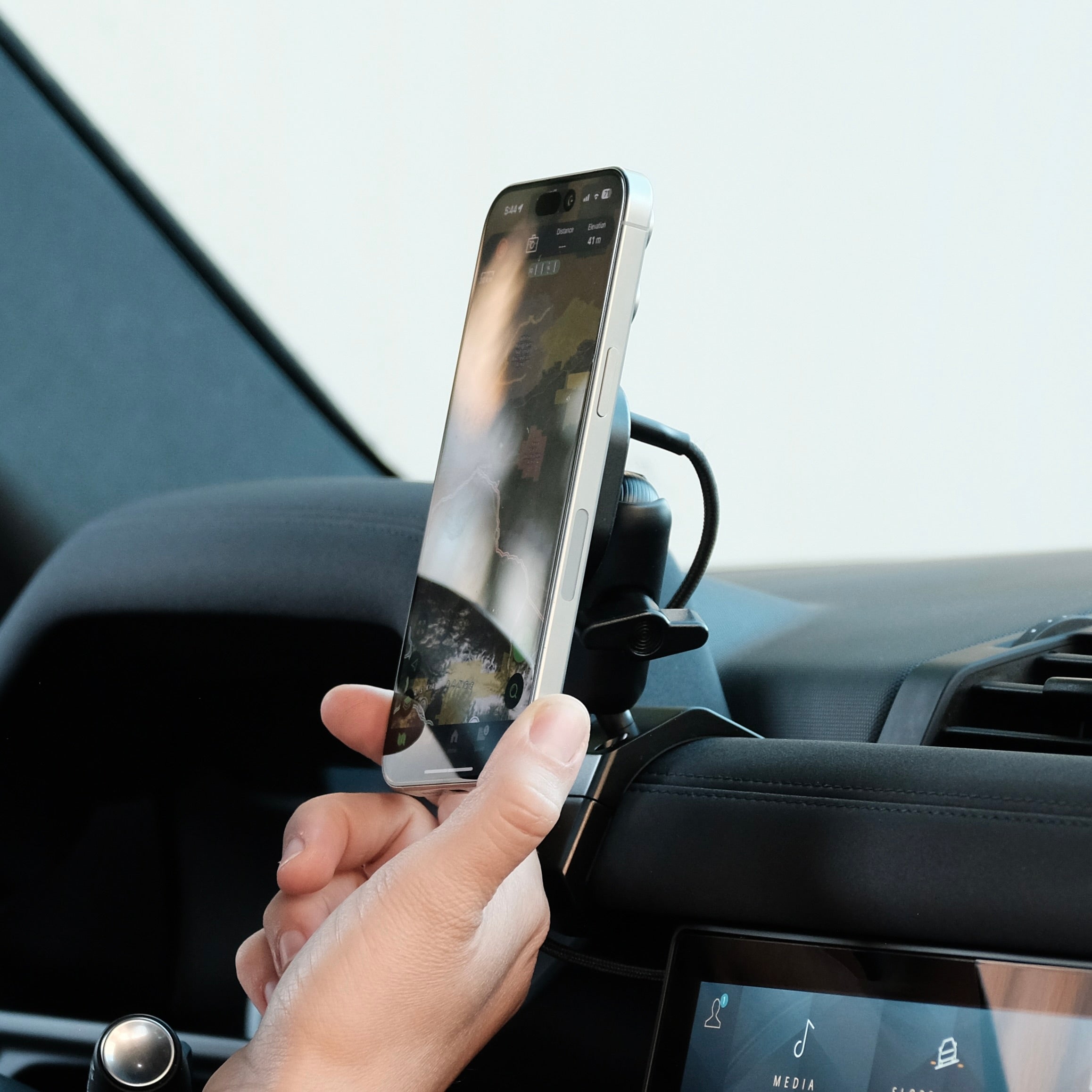 MagSafe Mount for Land Rover Defender 2020–2026 | Qi2 & Non-Charging ...